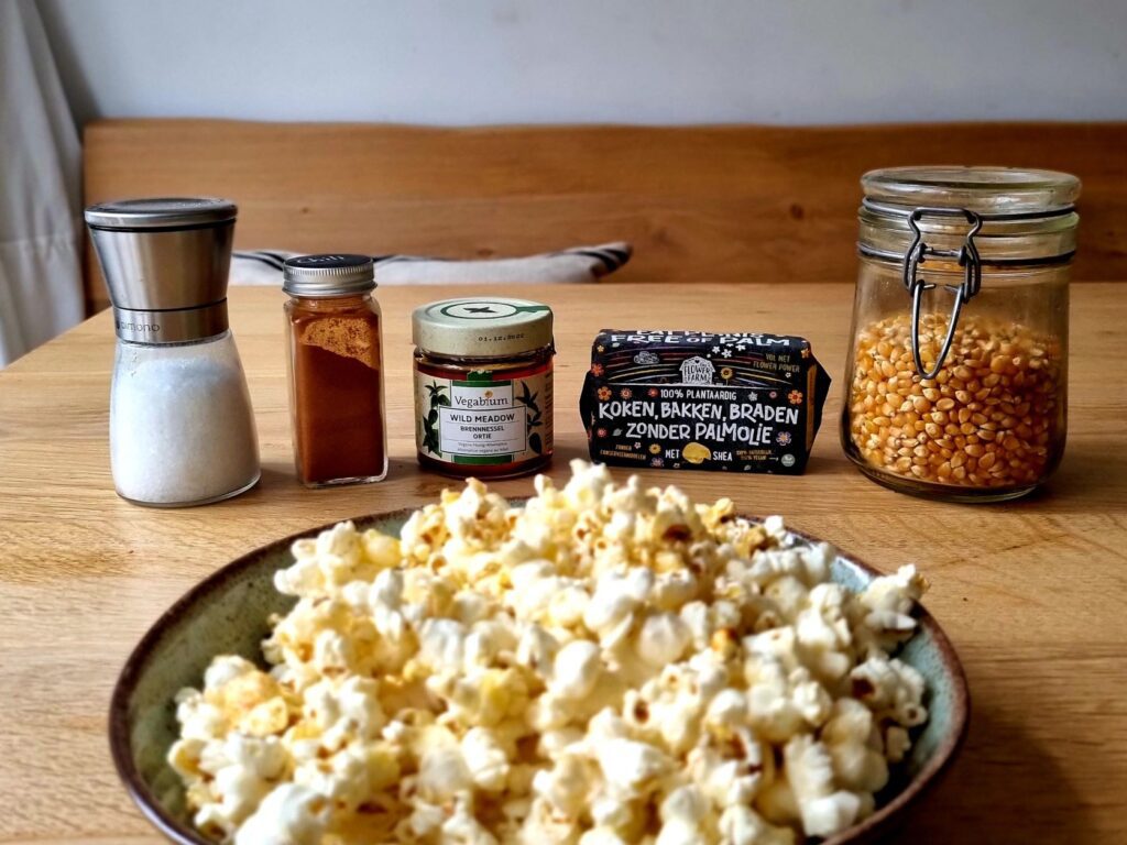 Recept: popcorn met vegan honing en hete peper - www.thegreenlist.nl