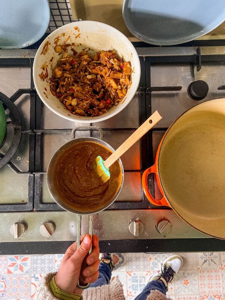 Het lekkerste recept voor vegan pindasaus - www.thegreenlist.nl