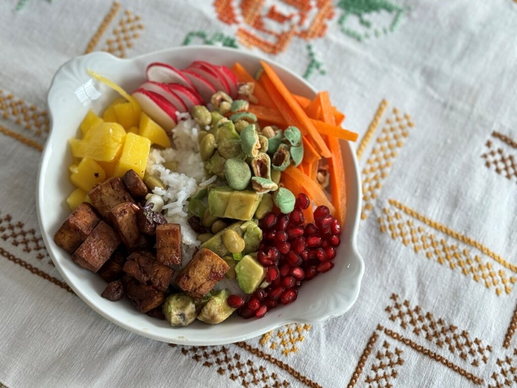 Rainbow rice bowl with crispy tofu - www.thegreenlist.nl