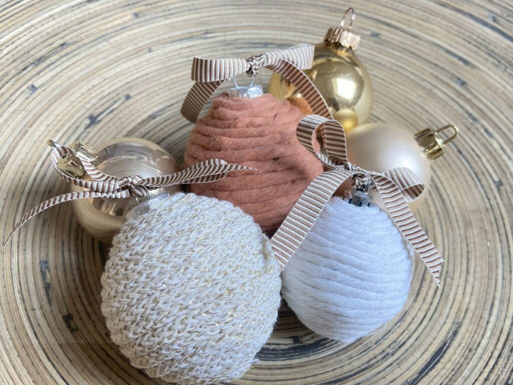 DIY making Christmas baubles with string - www.thegreenlist.nl
